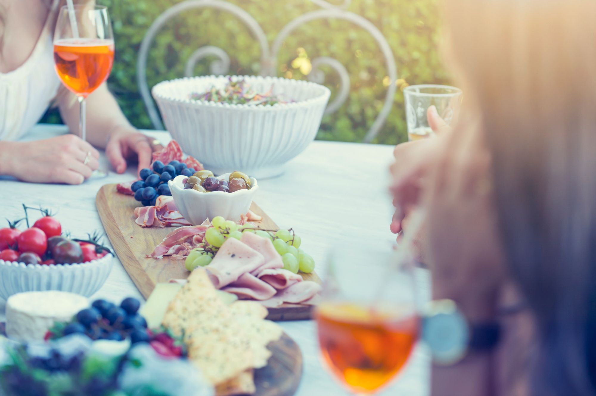 Group of young people eating outdoors. - Ritmo