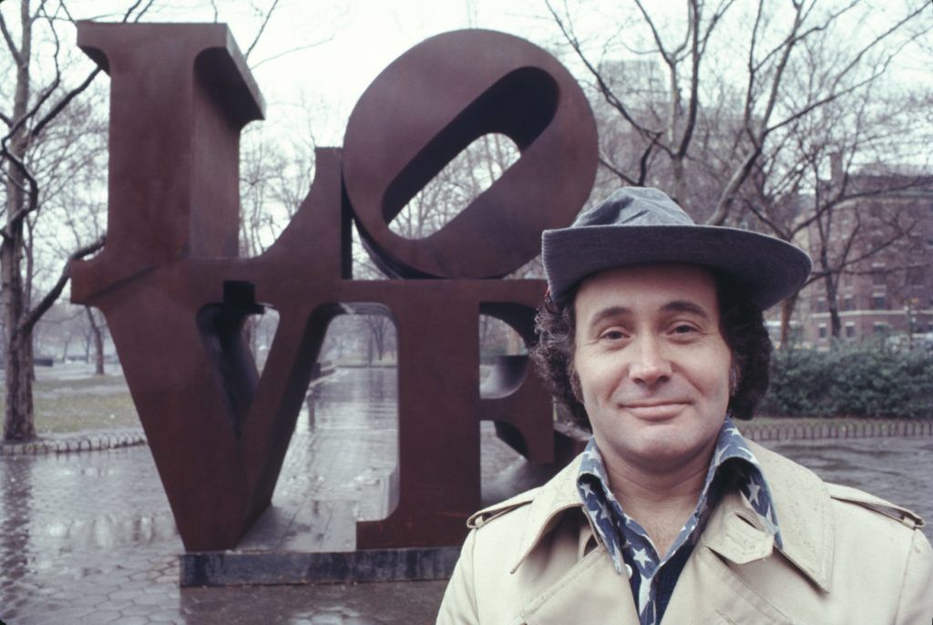 El legado de la obra maestra: escultura Love del artista Robert Indiana