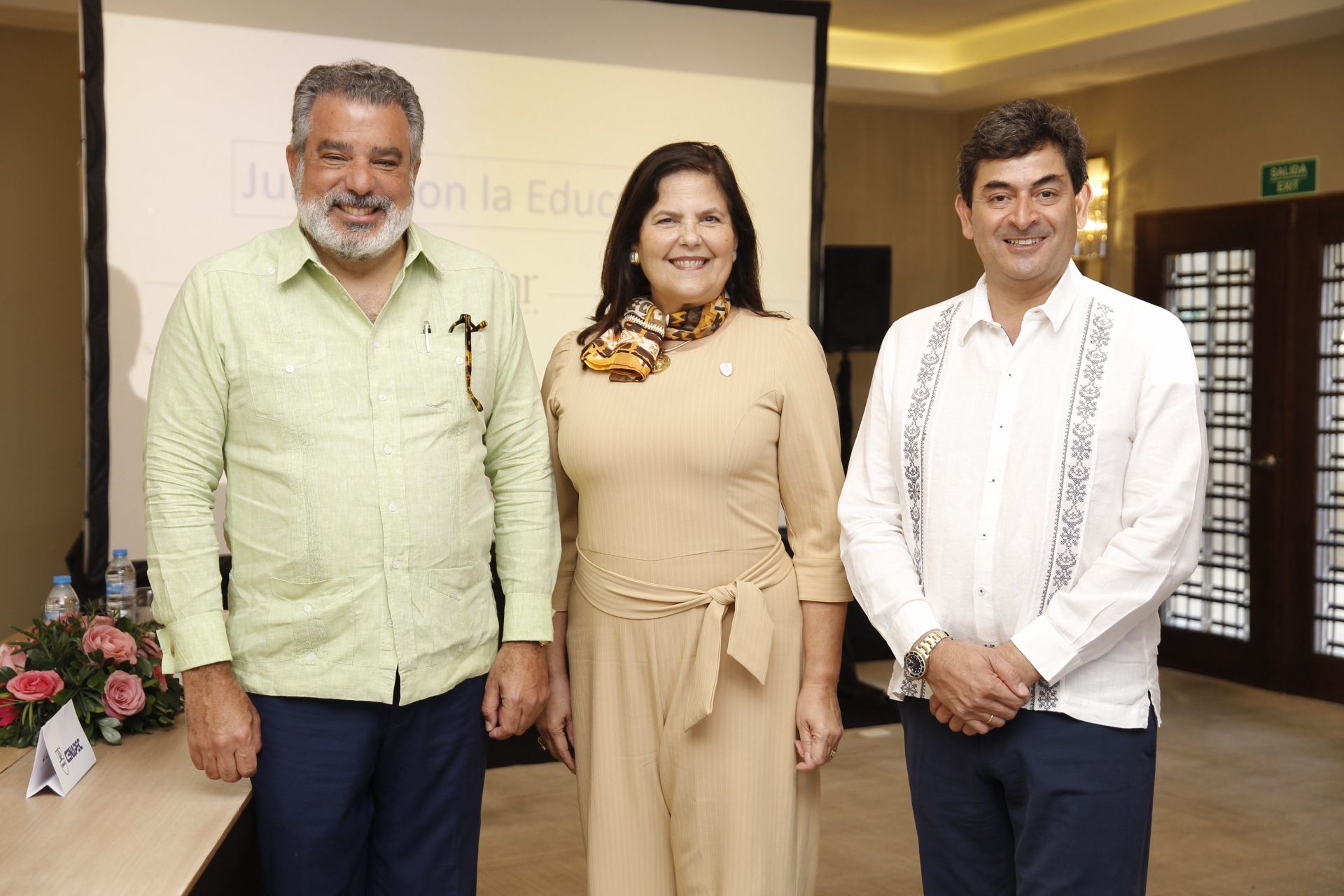 AMR Collection y CENAPEC firman convenio a favor de la educación de sus ...