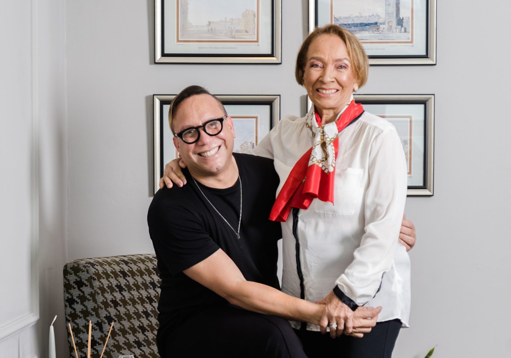 Jose Jhan junto a su madre, la protagonista de su sus éxitos en la moda