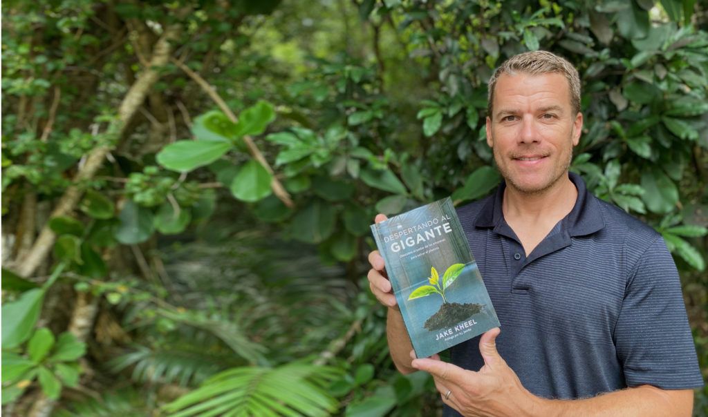 Jake Kheel, presenta su libro ''Despertando al gigante'' - Ritmo
