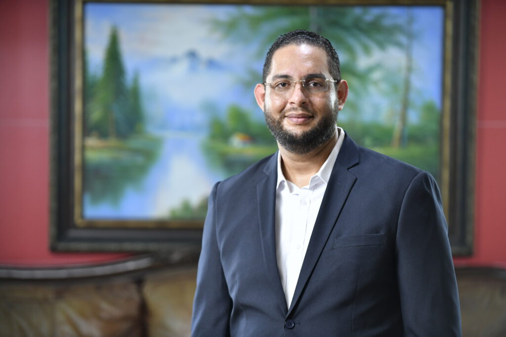 Juan Mena y su llamado a servir a través de la medicina