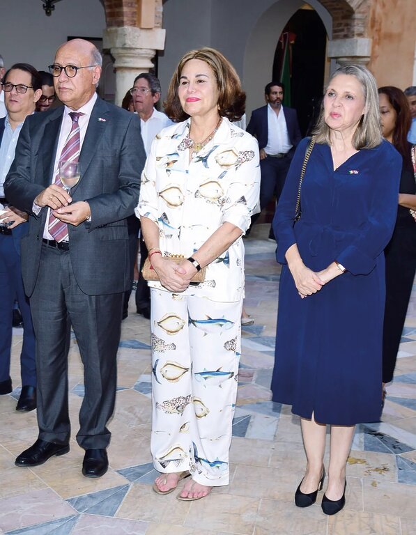 Angelo-Viro-Rosanna-Rivera-y-Clara-Reid-1 - Ritmo